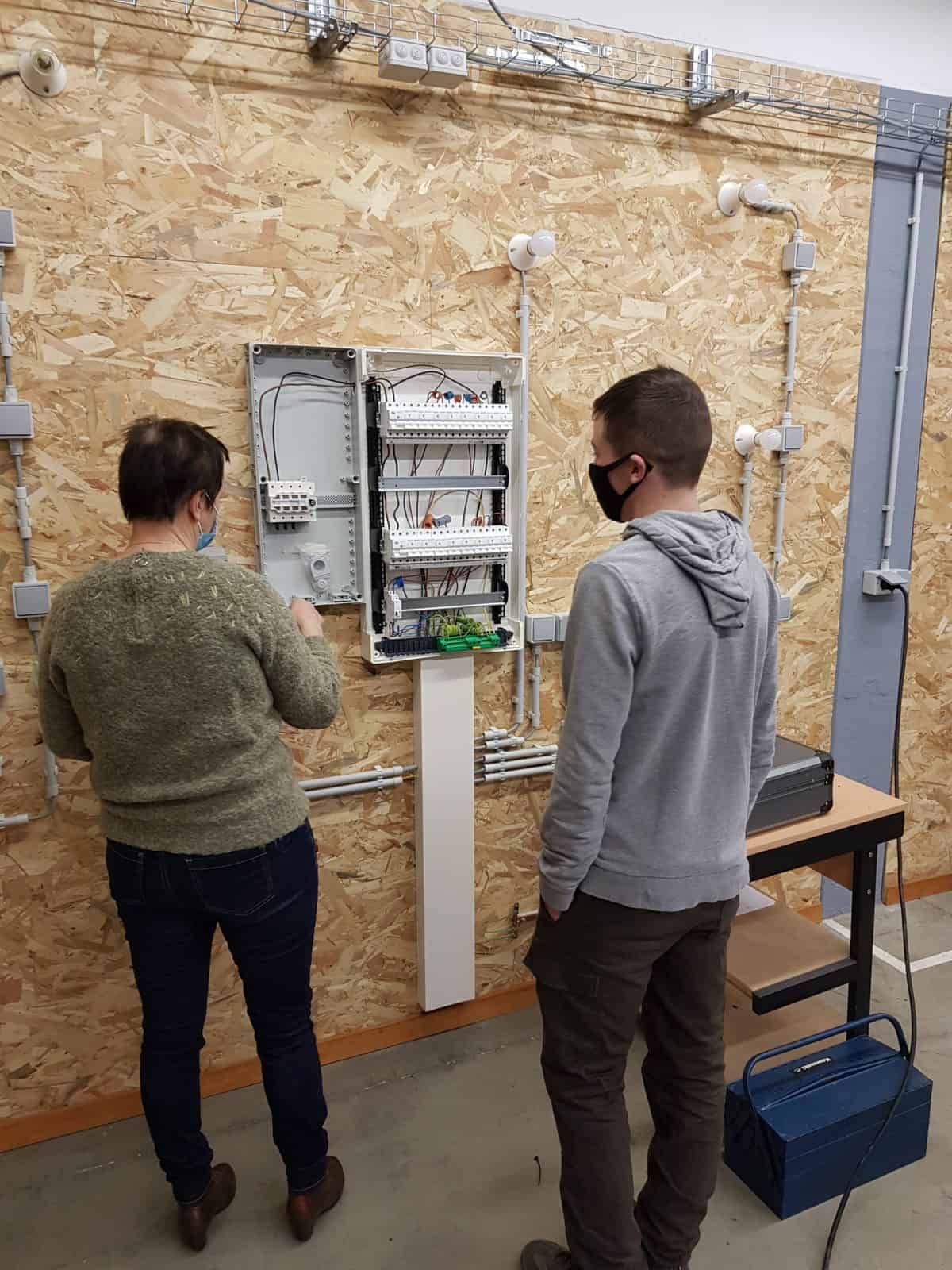 Les électriciens poursuivent leur formation – Pierrard